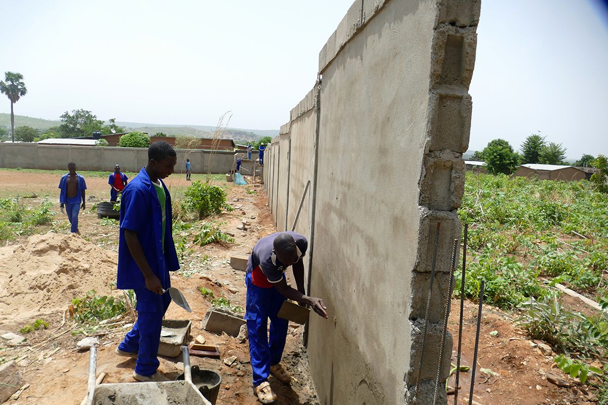 Les chantiers-écoles : une voie prometteuse pour améliorer l'employabilité des jeunes au Bénin ...